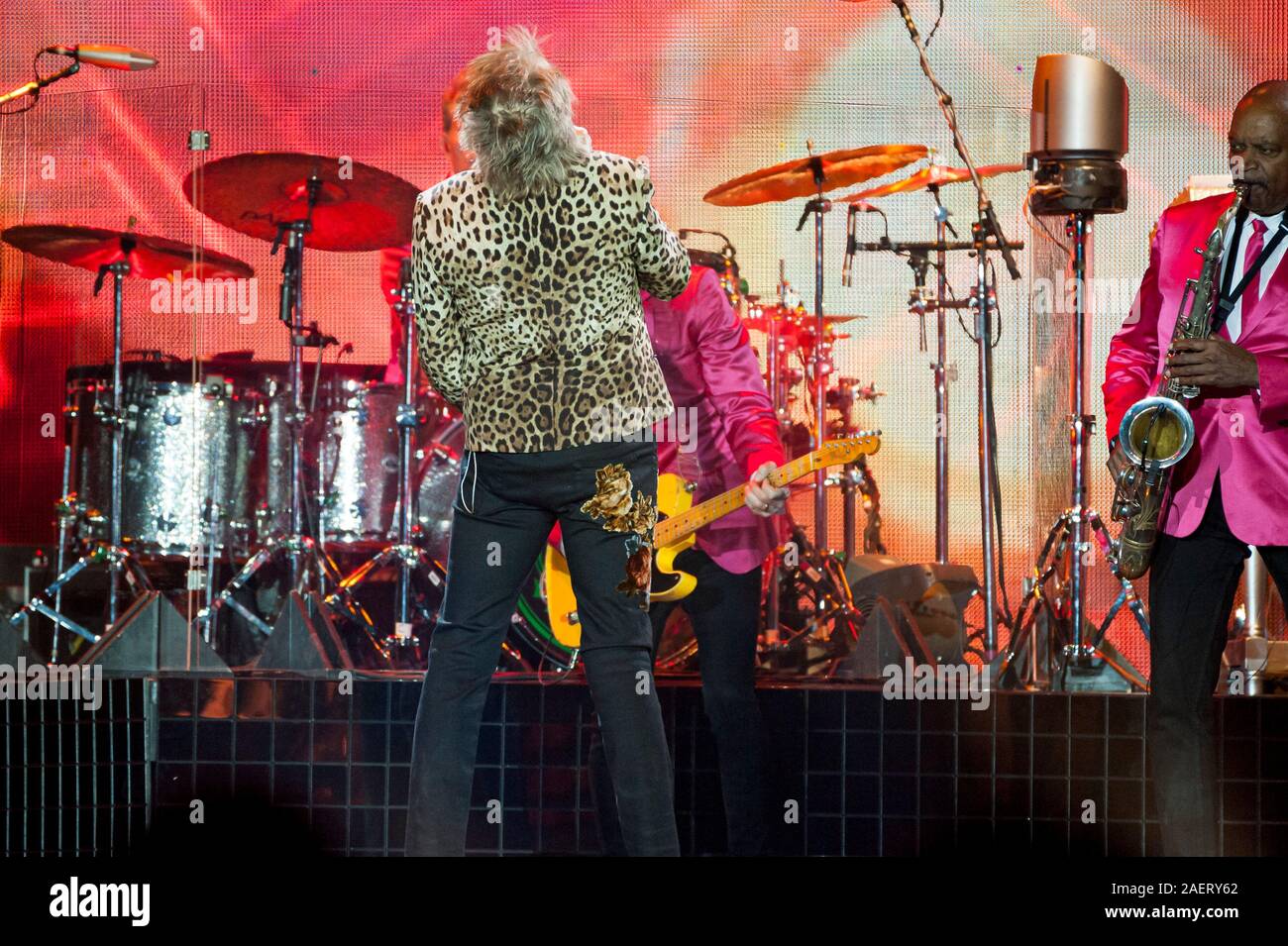 Rod stewart singing at concert hi-res stock photography and images - Alamy