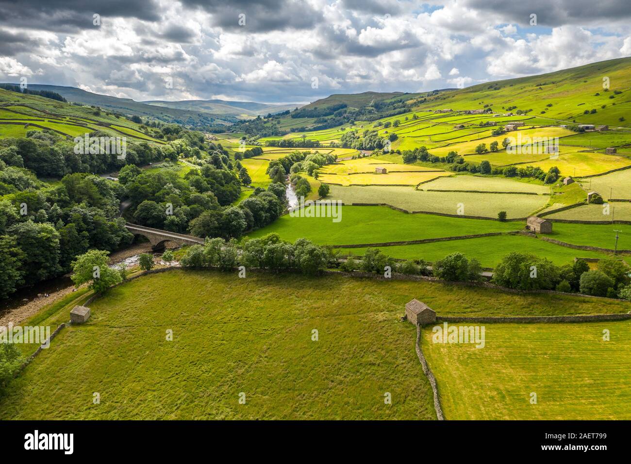 The River Swale snakes through the countryside of Swaledale, Yorkshire ...