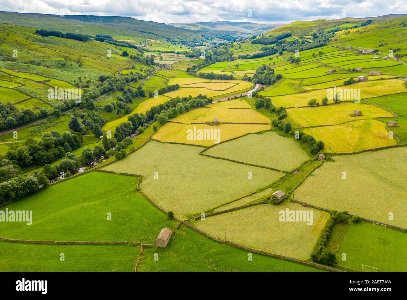 Lush green countryside hi-res stock photography and images - Alamy