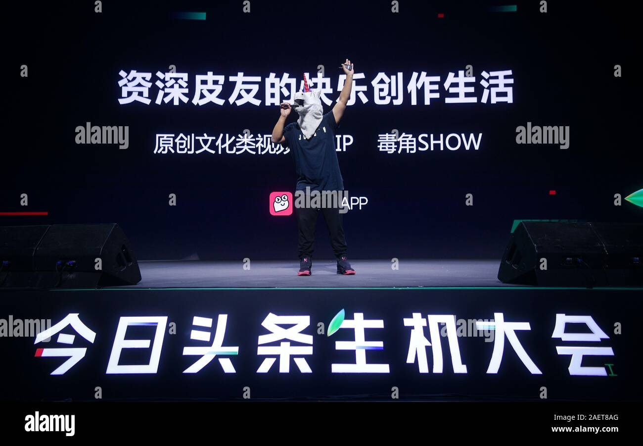 Chinese Youtuber Unicorn Show, who dresses a unicorn headgear shooting ...