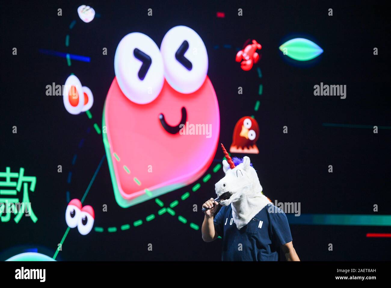 Chinese Youtuber Unicorn Show, who dresses a unicorn headgear shooting ...