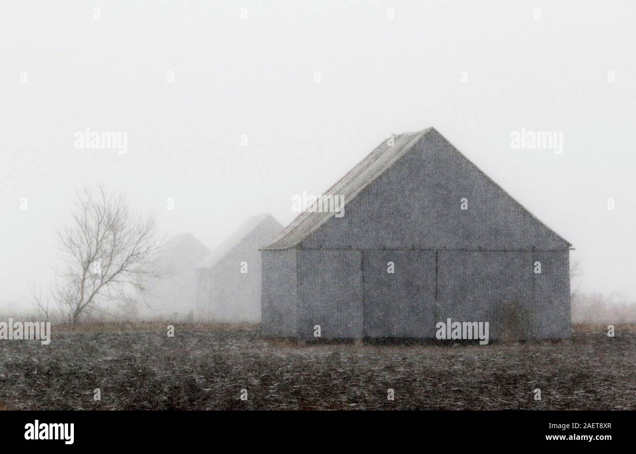 White country barns hi-res stock photography and images - Alamy