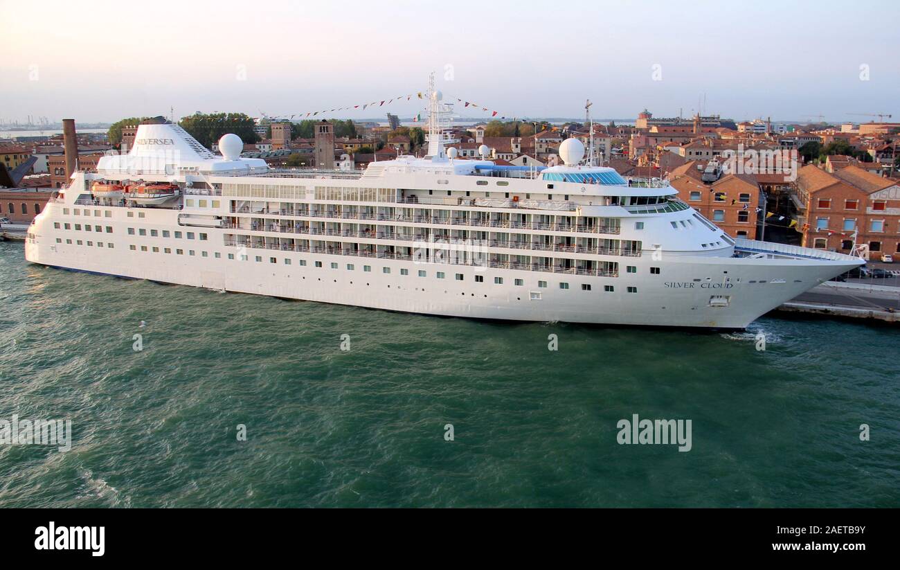 Silver cloud cruise ship hi-res stock photography and images - Alamy