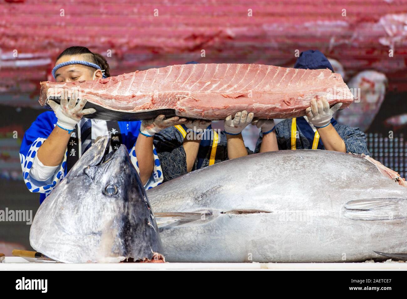 Japanese chef cut Atlanticbluefin tuna at the 2nd China International ...