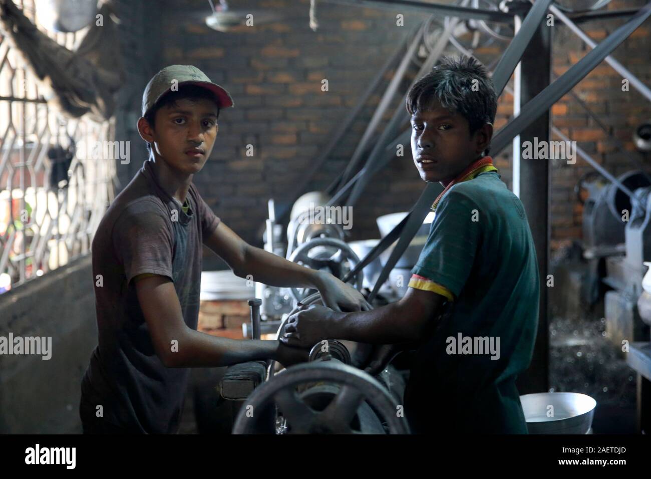 Poor workers factory hi-res stock photography and images - Alamy