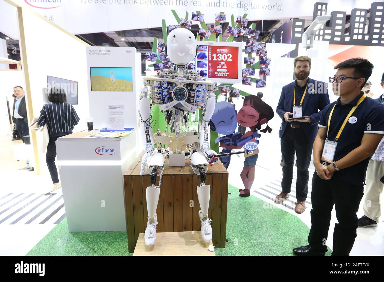 Hug robot hi-res stock photography and images - Alamy