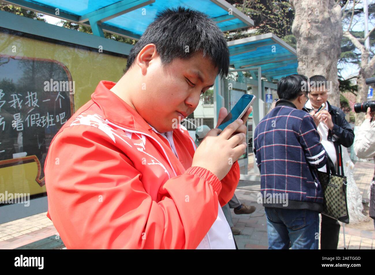 Local blind people take bus via the help of Daodao bus, a mobile app ...