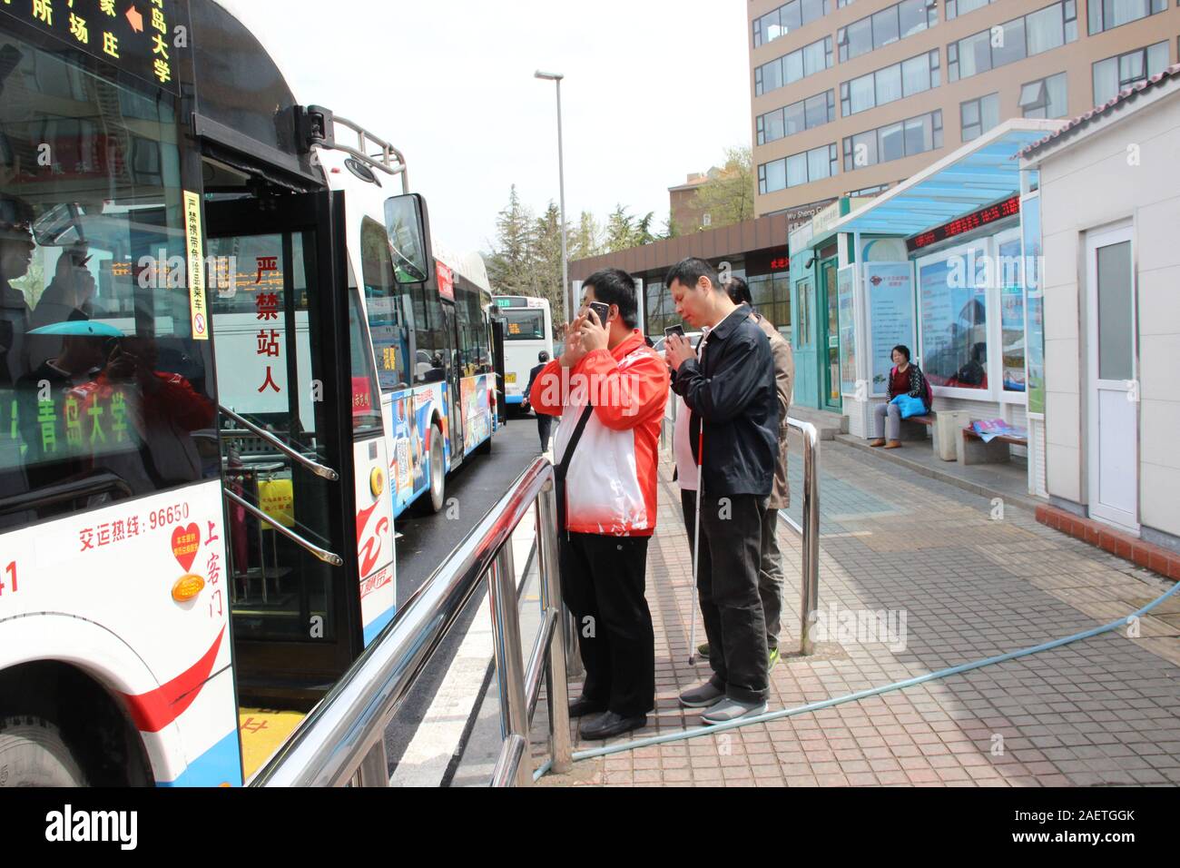 Local blind people take bus via the help of Daodao bus, a mobile app ...