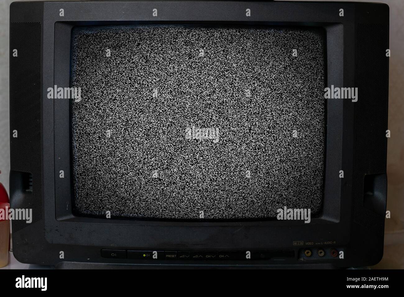 Old tv broken screen hi-res stock photography and images - Alamy
