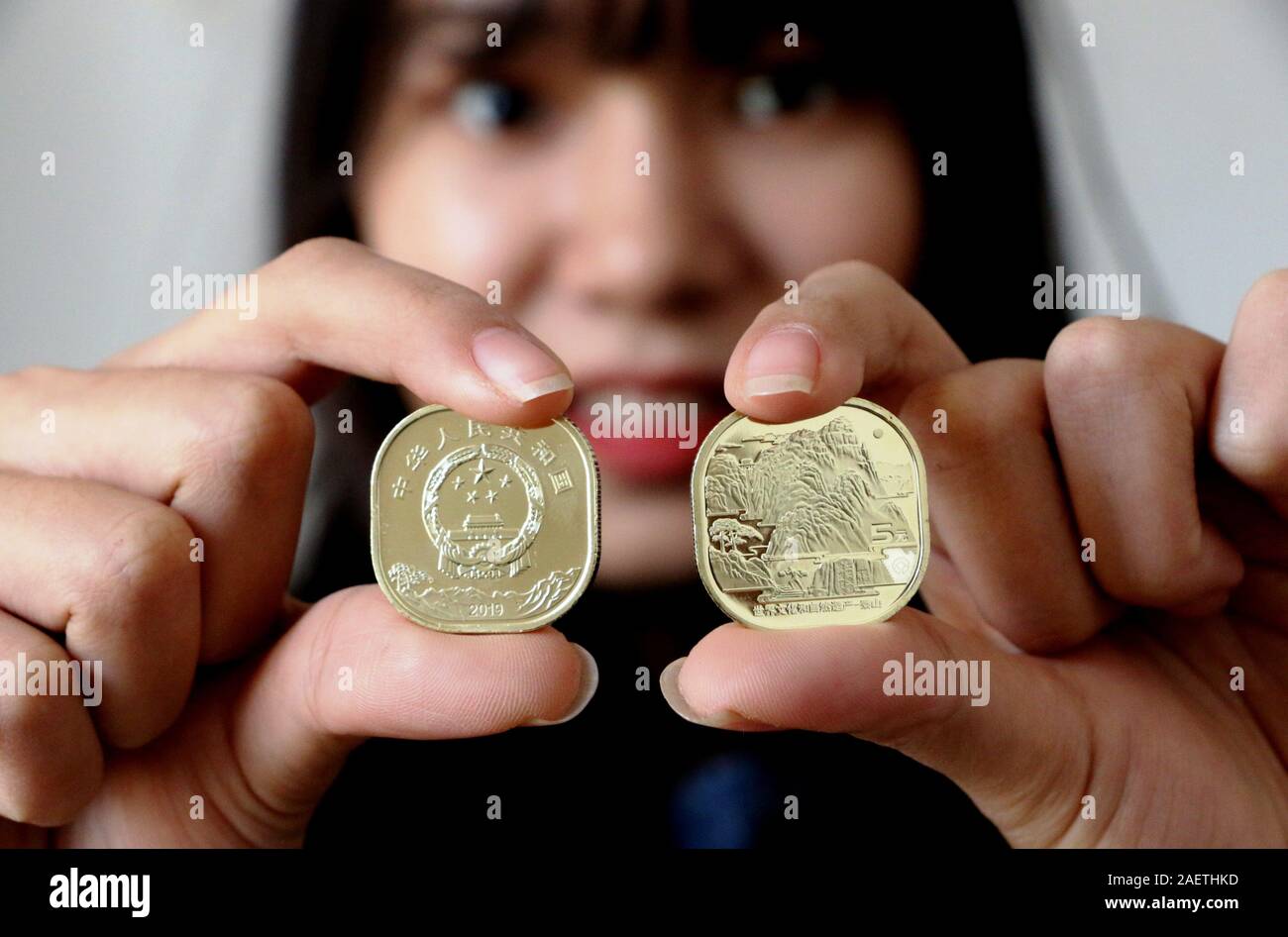 A person shows the Taishan coins, the first special-shaped common ...