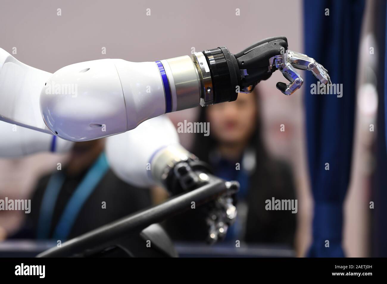 An anthropomorphic 5-finger hand gripper that is similar to the human ...