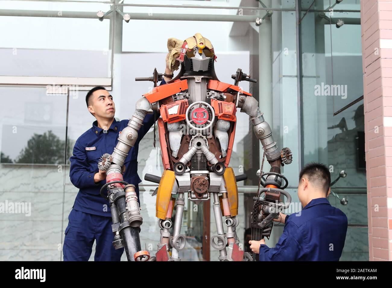 Firefighters present the firefighting robot built by Liu Jie out of ...