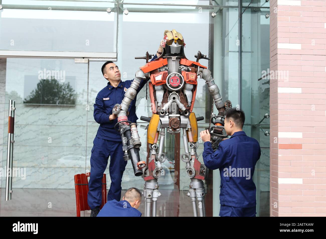 Firefighters present the firefighting robot built by Liu Jie out of ...
