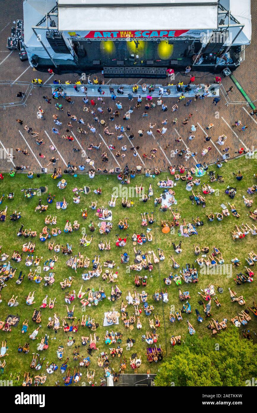 Drone view crowd hi-res stock photography and images - Alamy