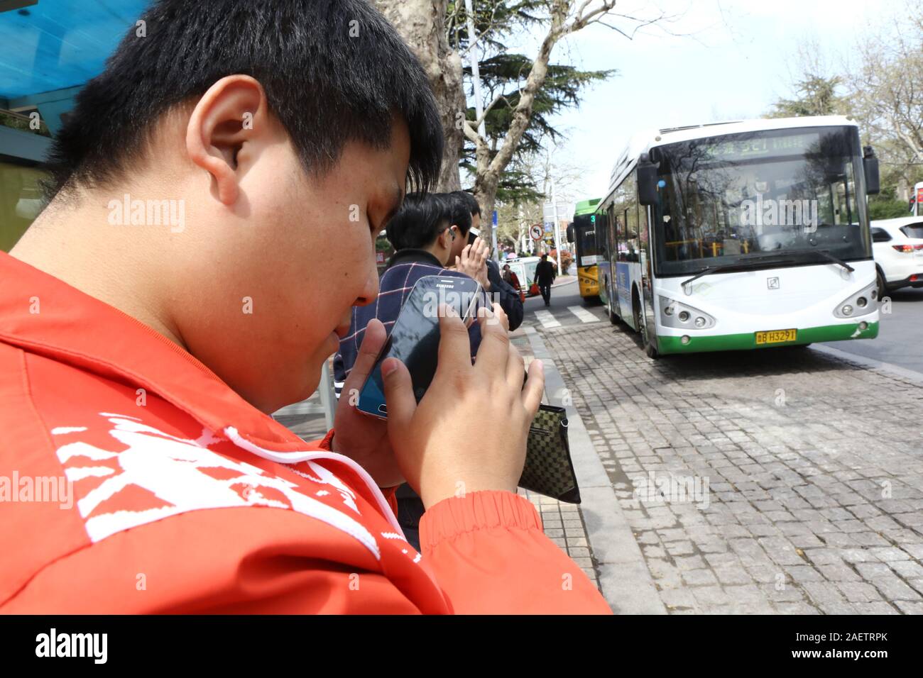 Local blind people take bus via the help of Daodao bus, a mobile app ...