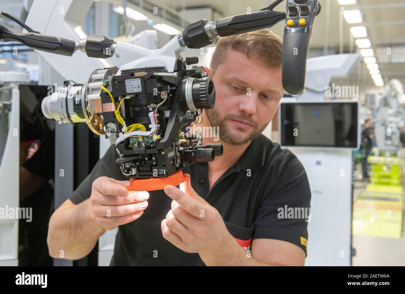 Oberkochen, Germany. 10th Dec, 2019. Alexander Schwarz installs a ...