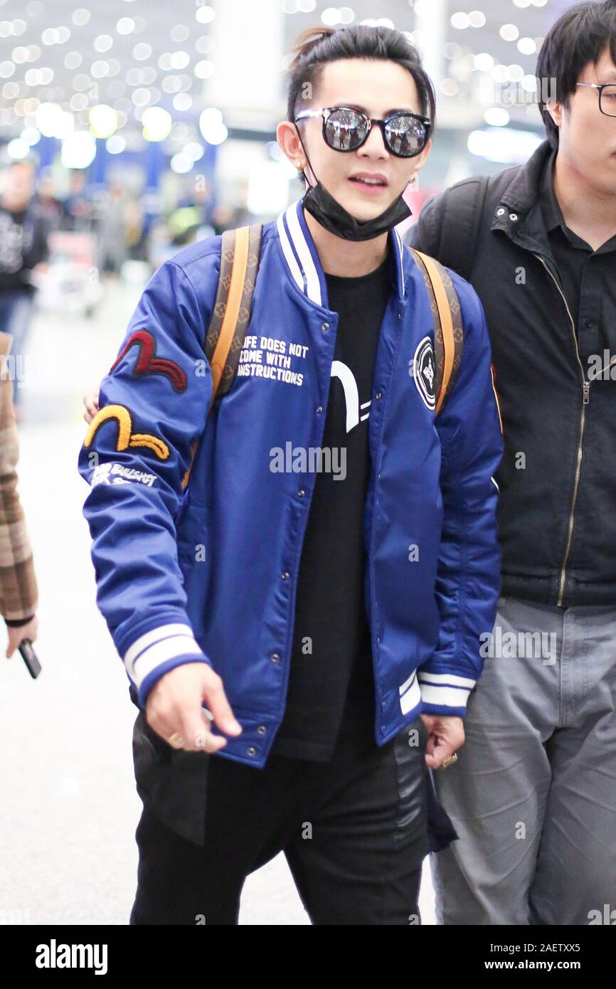 Taiwanese singer and actor Jiro Wang shows up at a Beijing airport ...