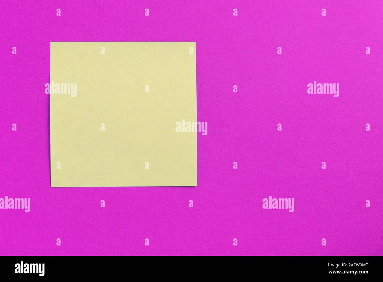 Postit notes on a notice board hi-res stock photography and images - Alamy