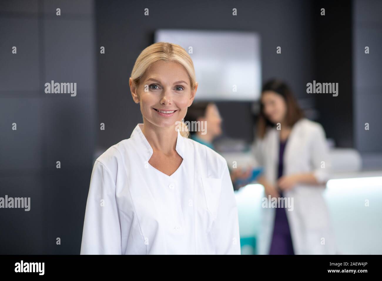 Doctor in white robe hi-res stock photography and images - Alamy
