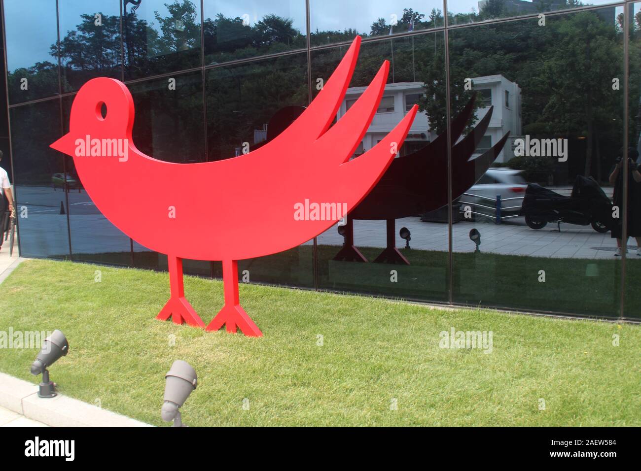 red bird statue Stock Photo - Alamy