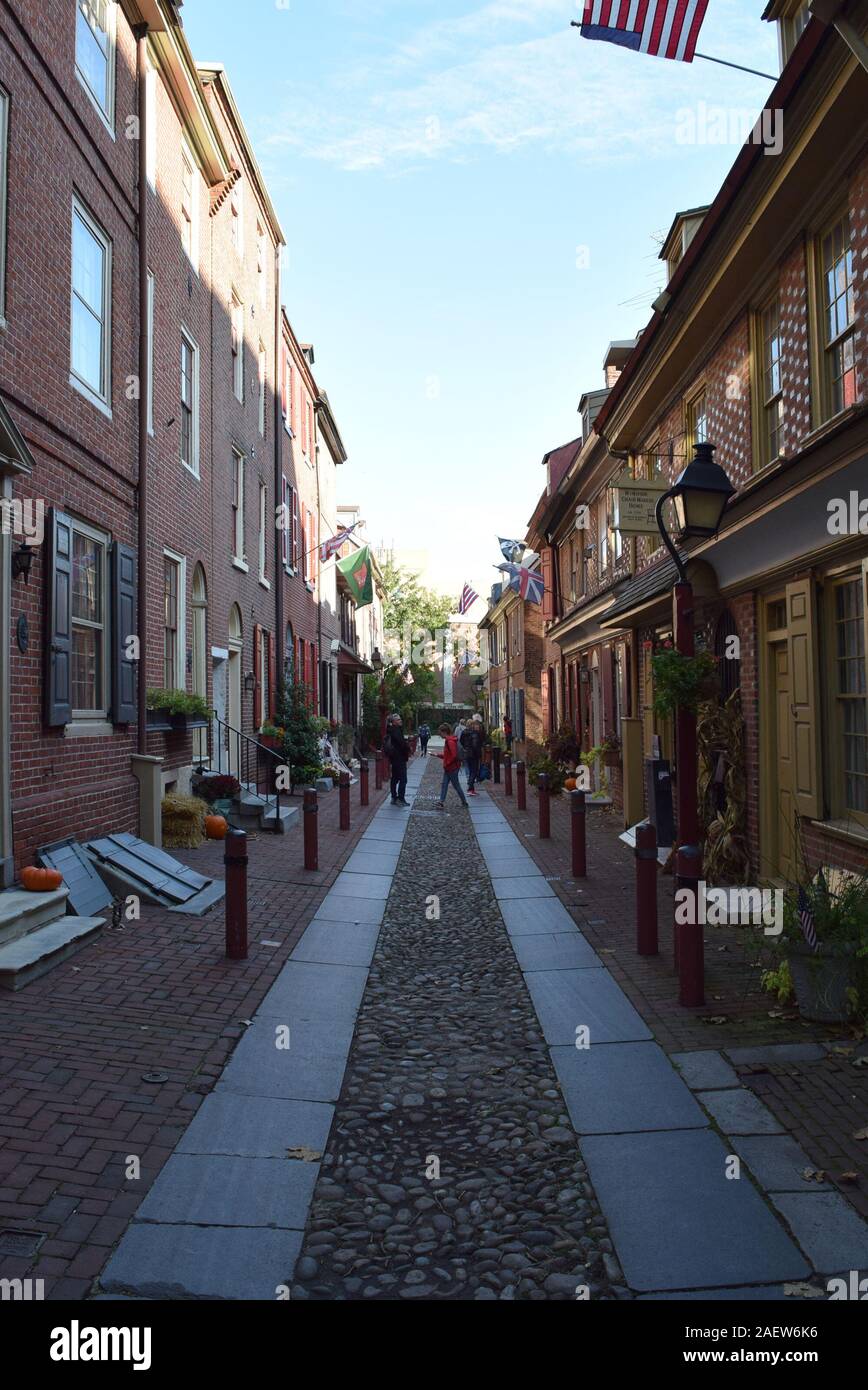 Elfreth's Alley in Philadelphia, Pennsylvania, one of the best ...