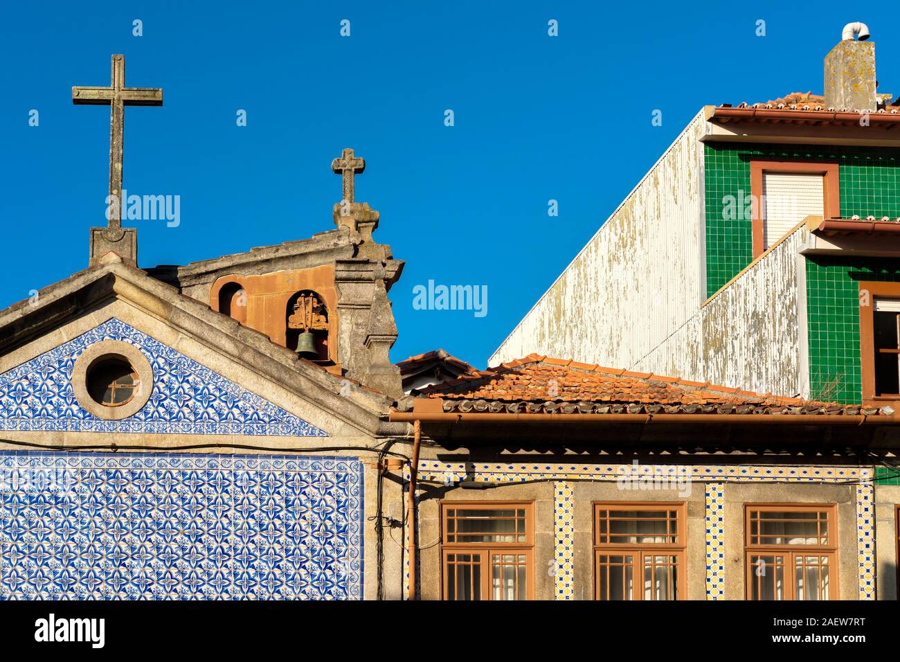 Porto tiled buildings hi-res stock photography and images - Alamy