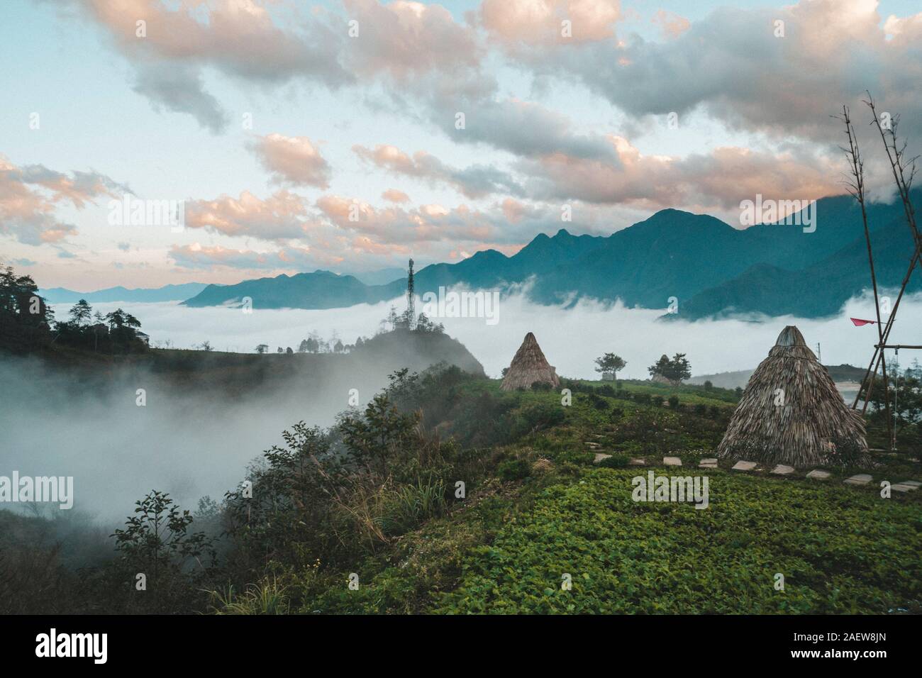 Tipi teepee tepee traditional housing hi-res stock photography and ...