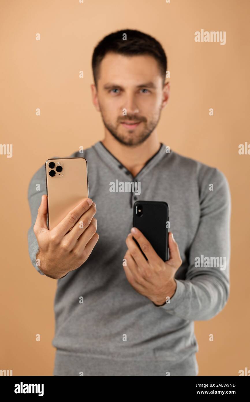 Technology compare hi-res stock photography and images - Alamy