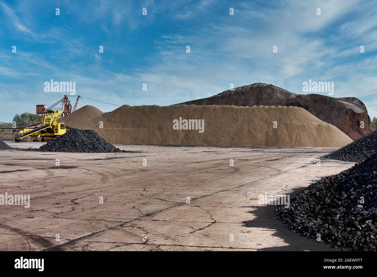 Heaps of coal. Coal loading excavator Stock Photo - Alamy