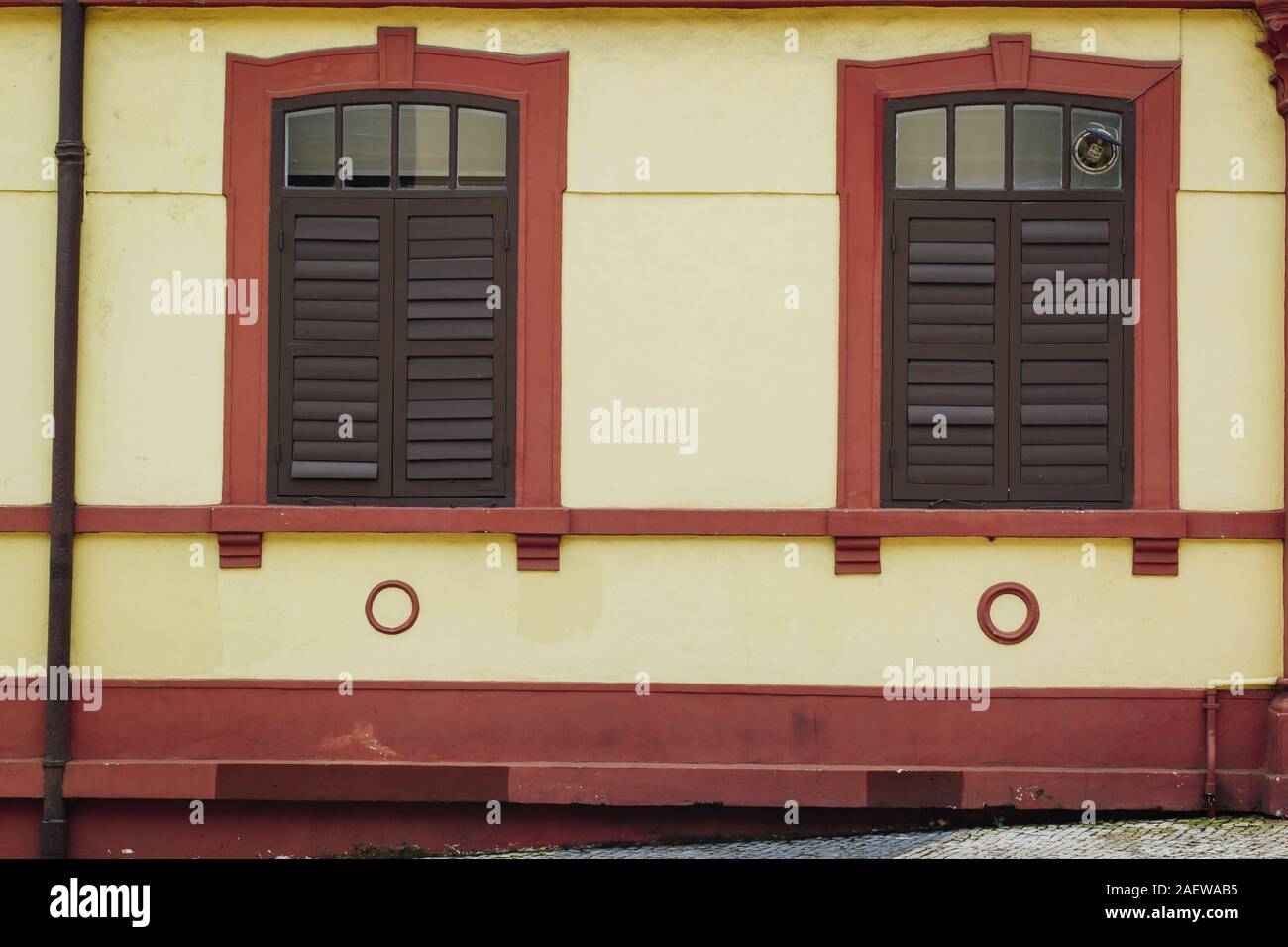 old wall with windows Stock Photo - Alamy
