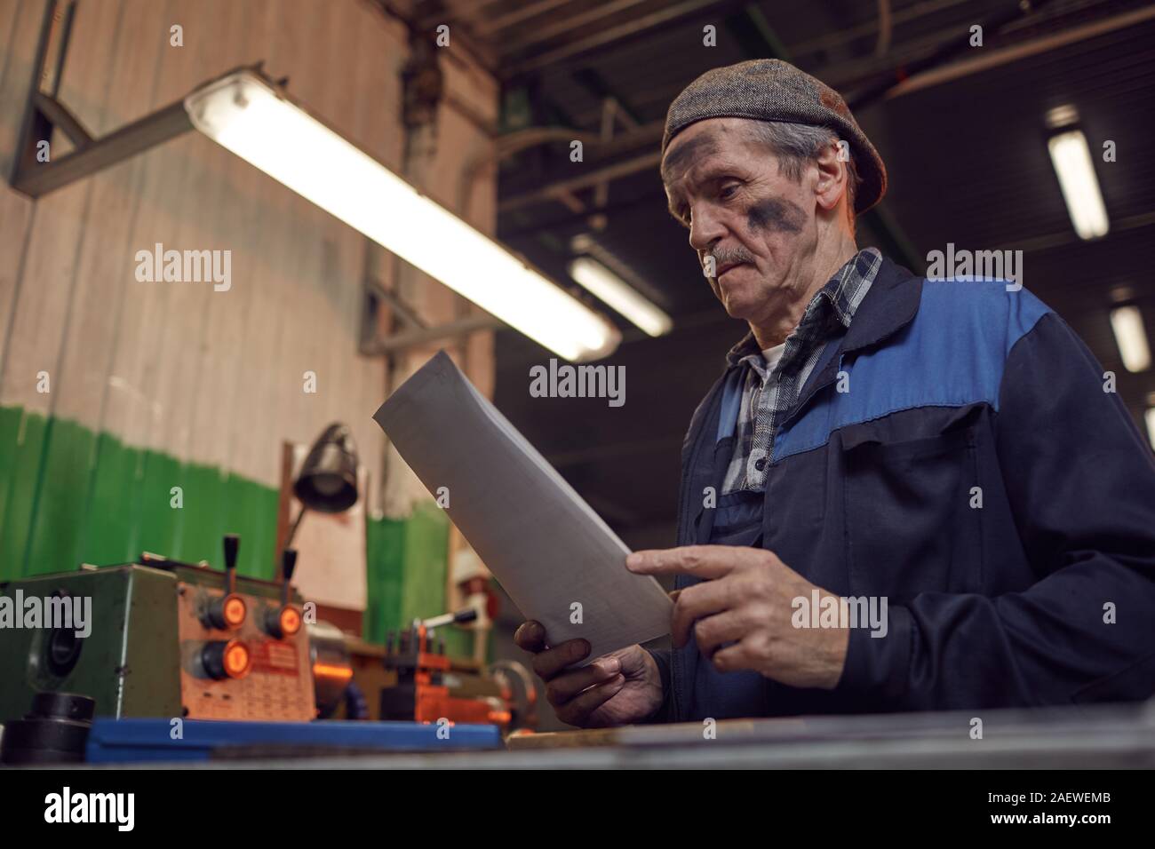Worker reading manual hi-res stock photography and images - Alamy