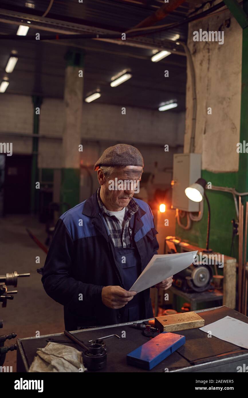 Worker reading manual hi-res stock photography and images - Alamy