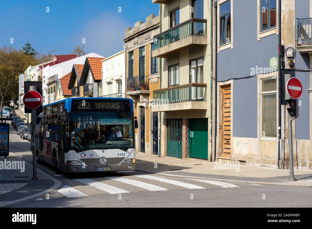 Porto bus hi-res stock photography and images - Alamy