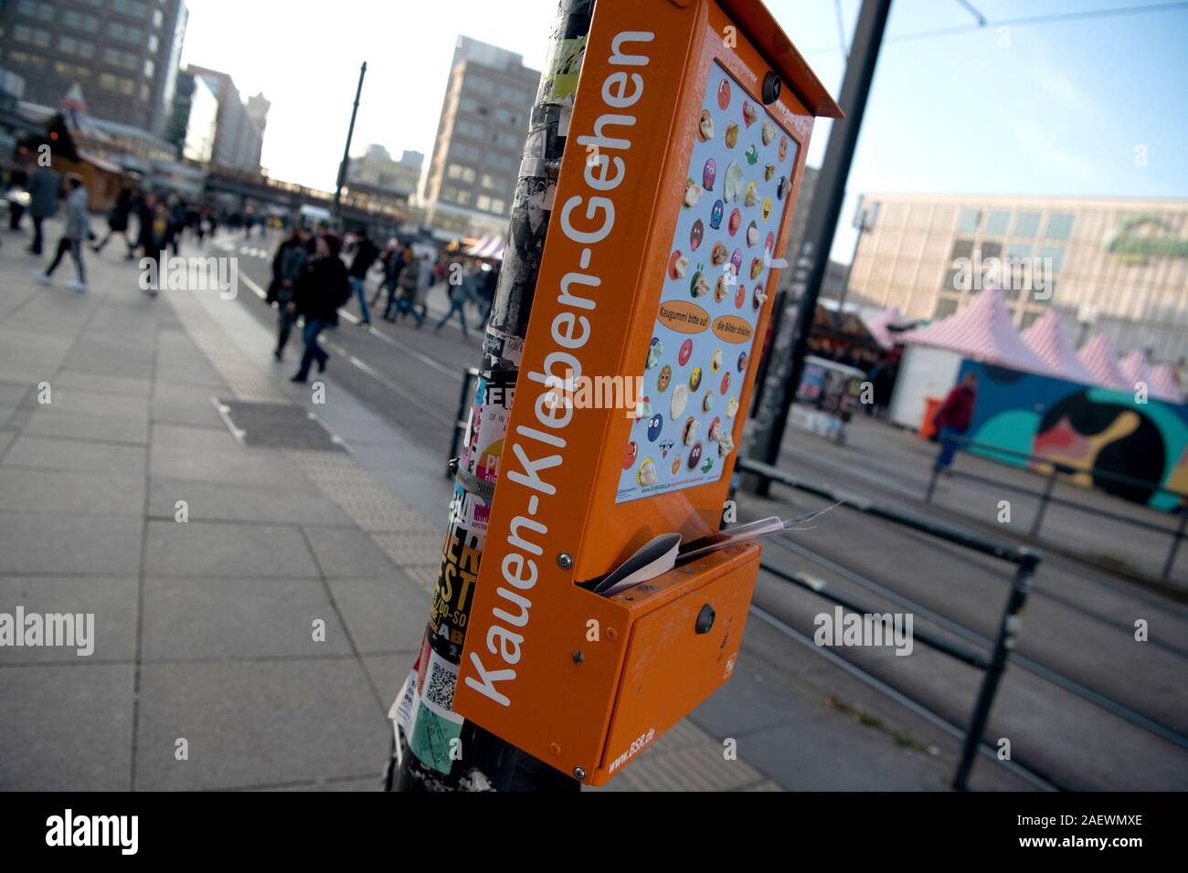 Gluing boxes hi-res stock photography and images - Alamy
