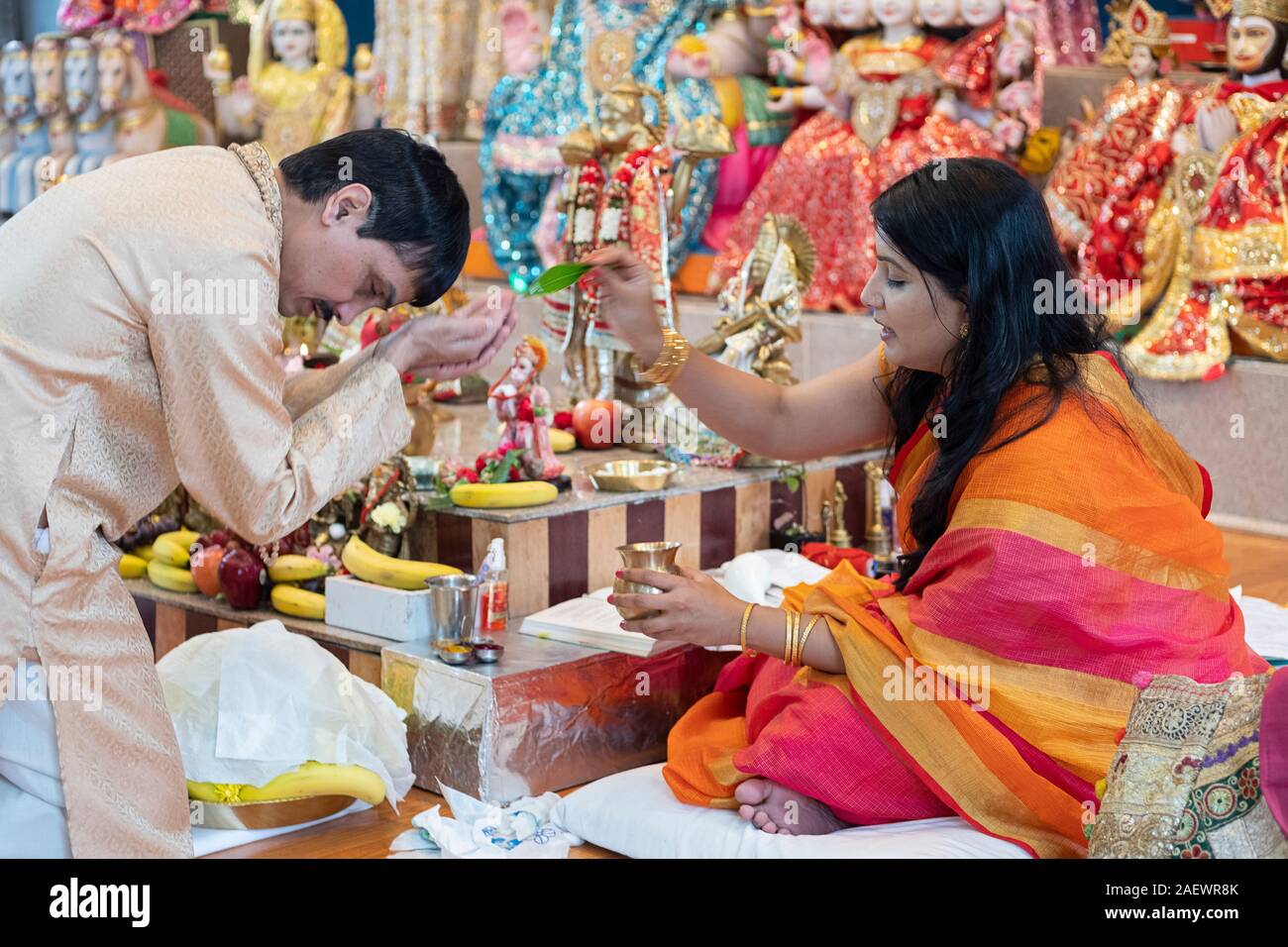 Hindu ritual puja hi-res stock photography and images - Alamy