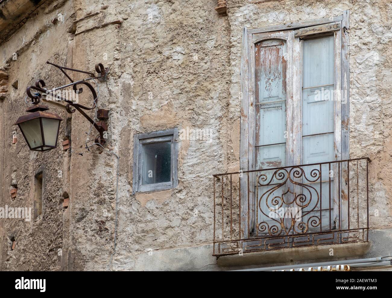 Old derelict building architecture hi-res stock photography and images ...