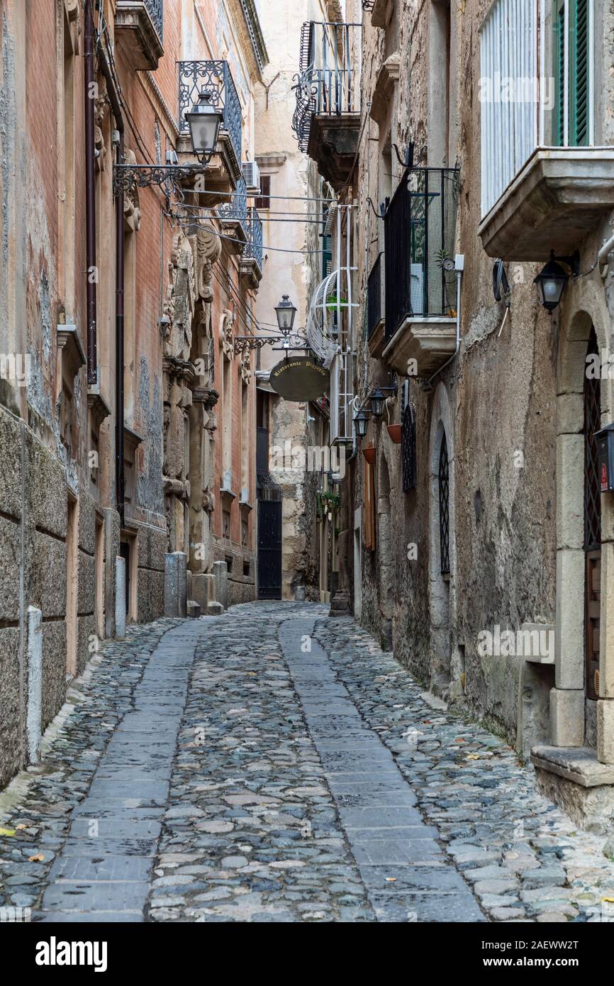 narrow cobbled street in Tropea with old buildings Stock Photo - Alamy