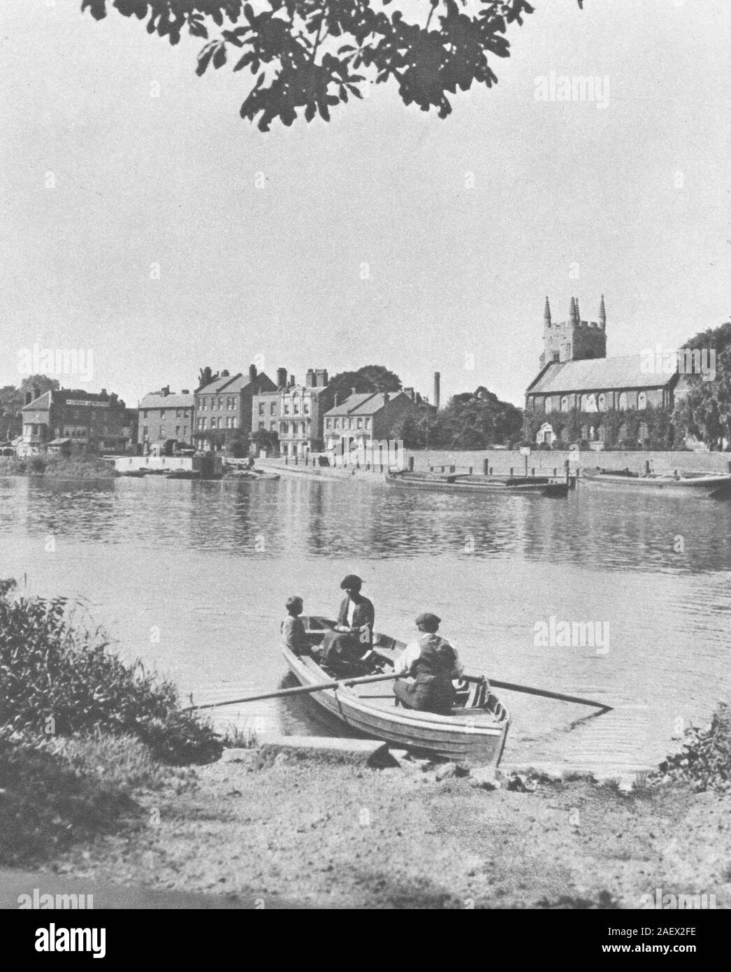 LONDON. Ferry to Isleworth and an old English inn (London Apprentice ...