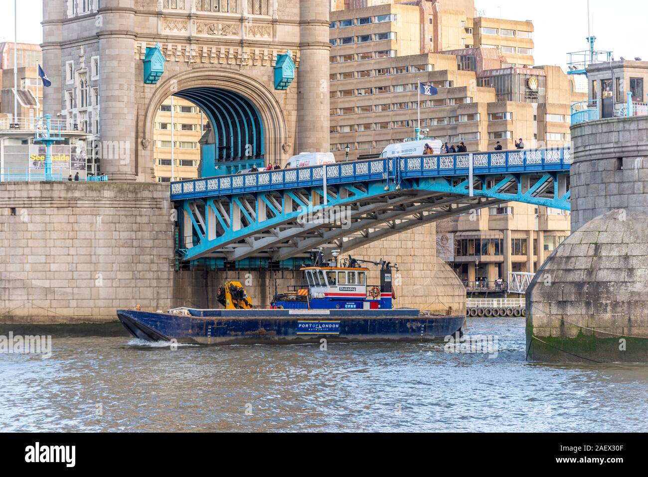 Tug Tower Bridge Stock Photos & Tug Tower Bridge Stock Images - Alamy