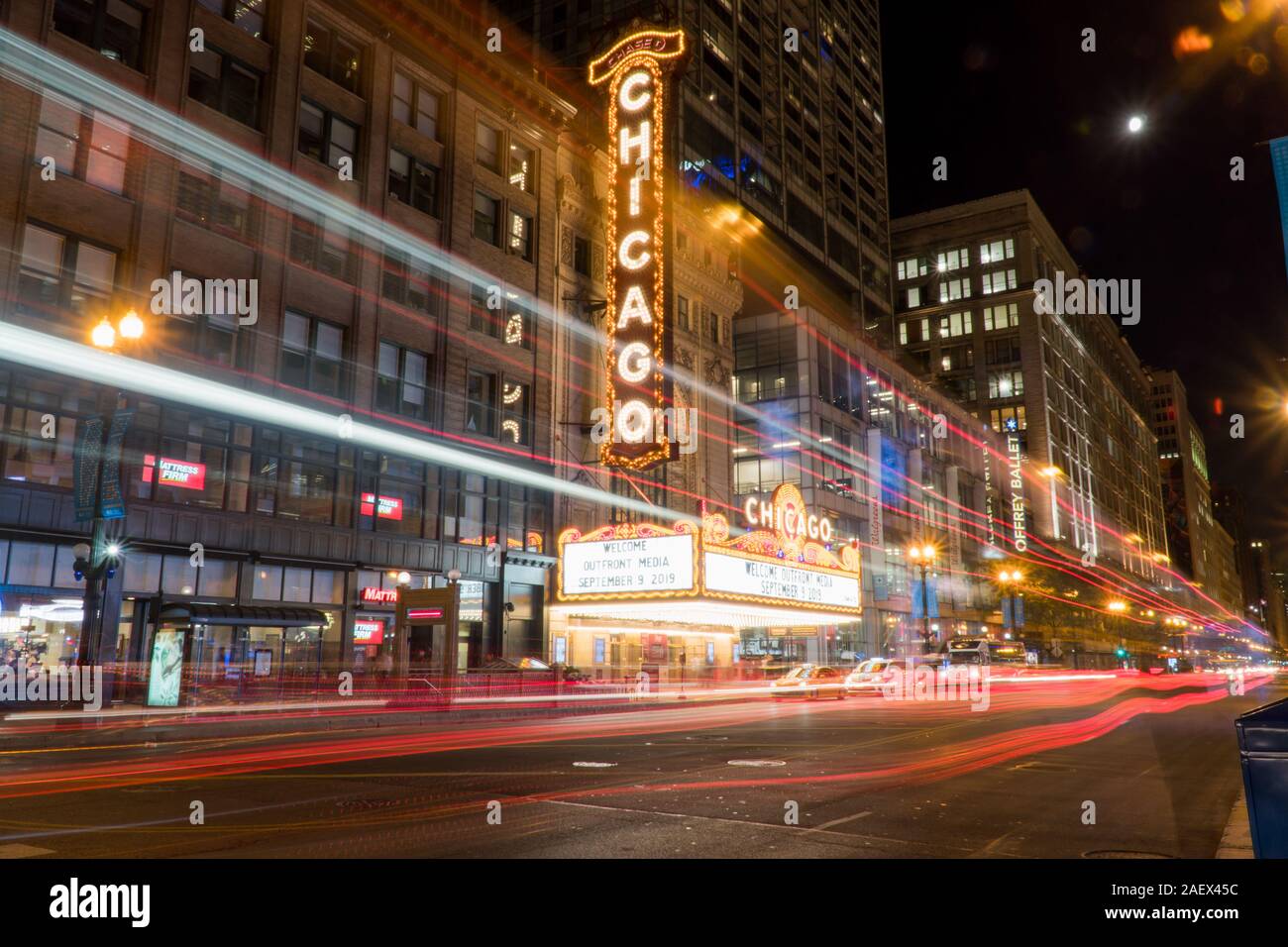 Chicago urban street scene theatre hi-res stock photography and images ...