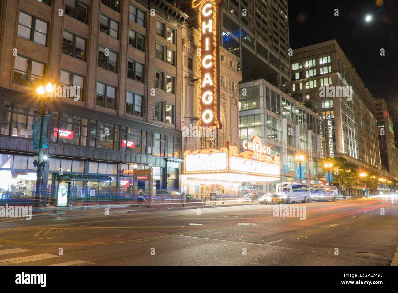 Chicago urban street scene theatre hi-res stock photography and images ...