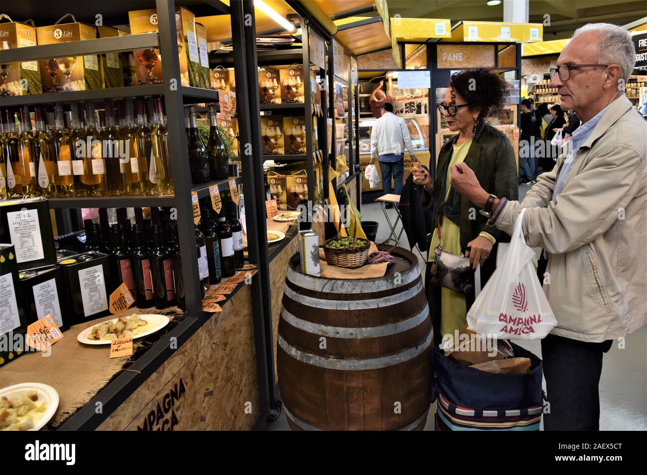 PEOPLE INSIDE AN ORGANIC MARKET Stock Photo - Alamy