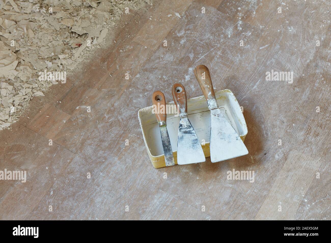 Plaster spatulas and gypsum boxes lying on the ground Stock Photo - Alamy