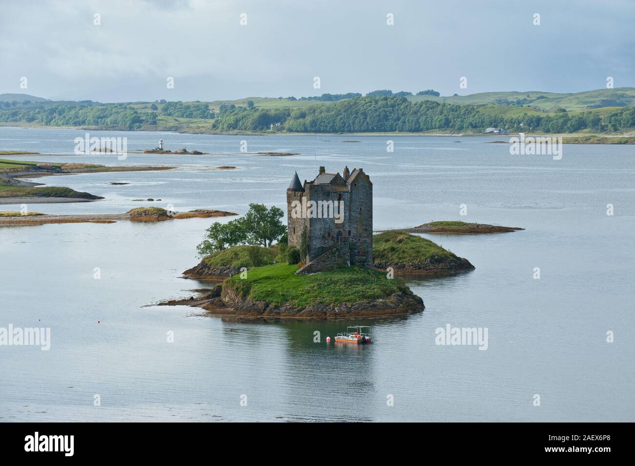 Scottish castle tidal island hi-res stock photography and images - Alamy