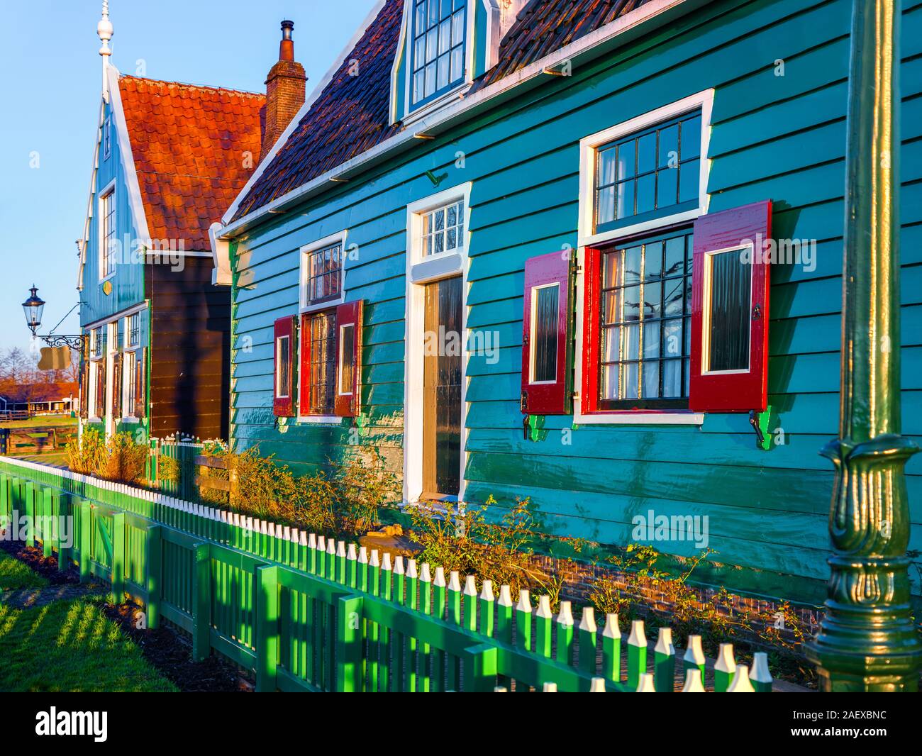 Facade of the tipical Dutch building in Zaanstad willage in sunny day ...