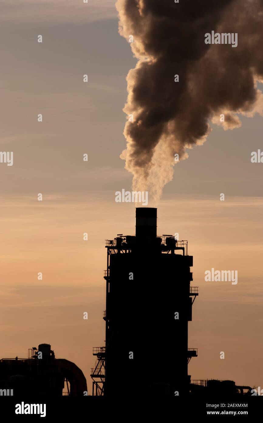 smoke and pollution coming out of factory Stock Photo - Alamy