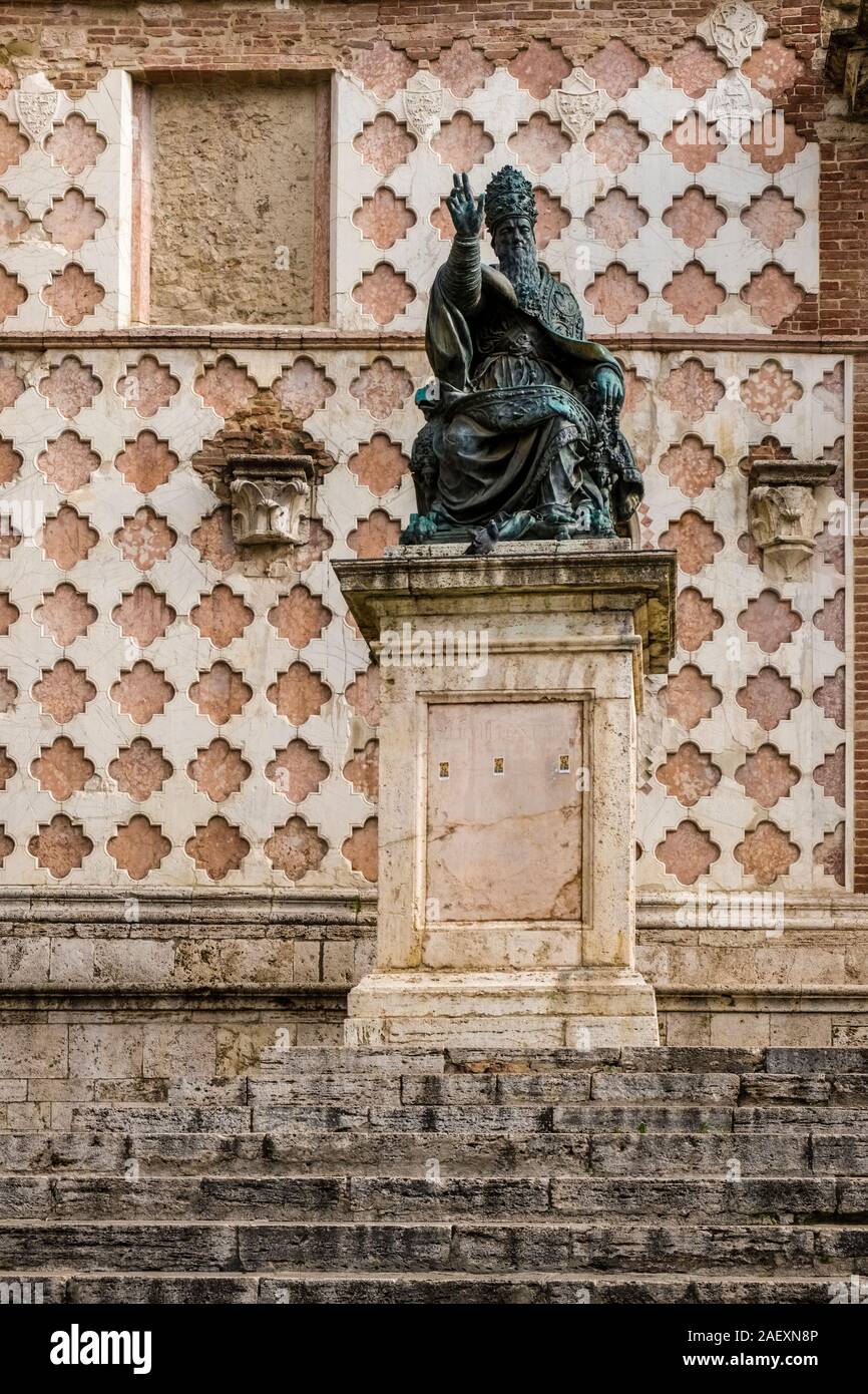 Statue of pope julius iii hi-res stock photography and images - Alamy