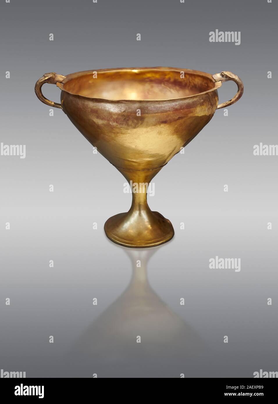 Gold goblets hi-res stock photography and images - Alamy