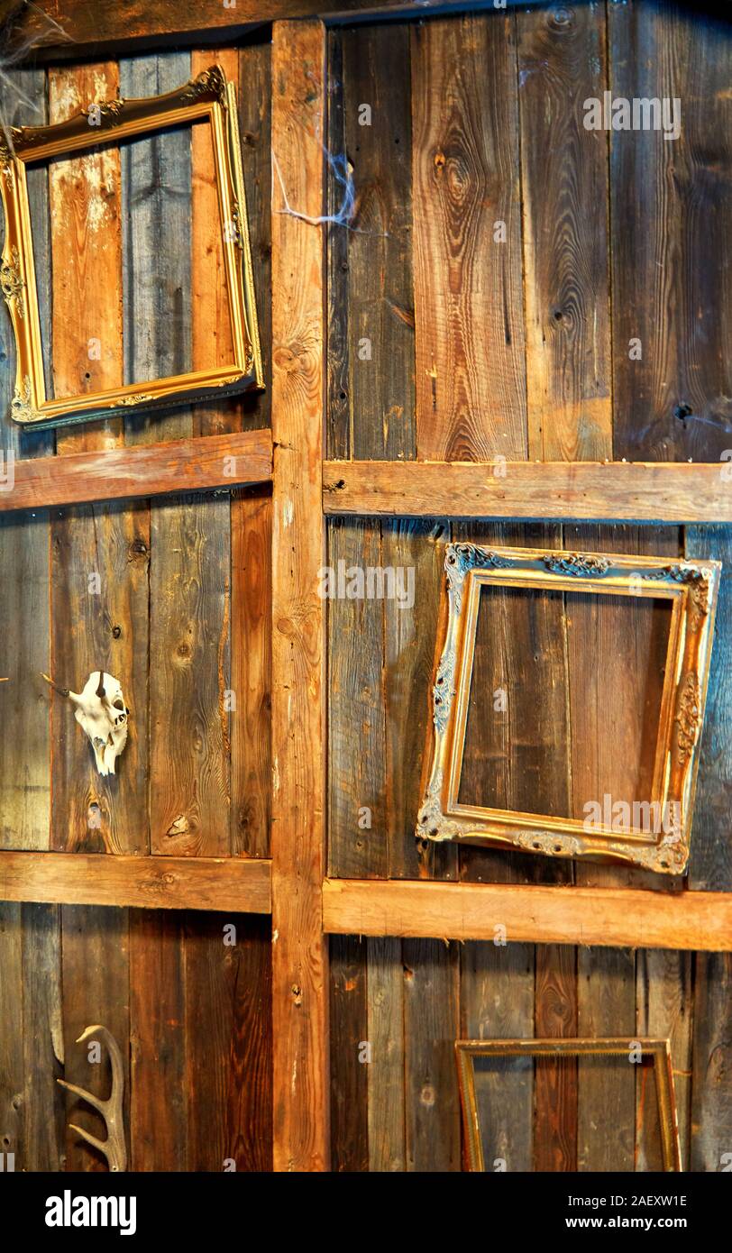 Old picture frames hi-res stock photography and images - Alamy