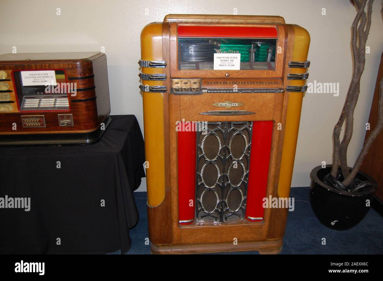 Juke Box antique music box record box Las Vegas USA style type records ...